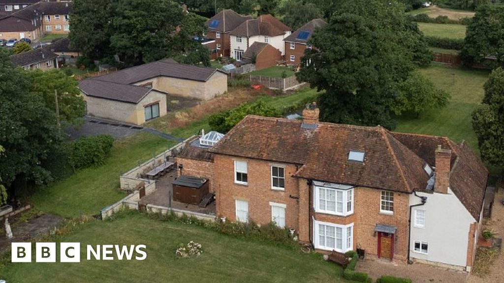 Capt Sir Tom Moore: Date set for hearing over family's home spa