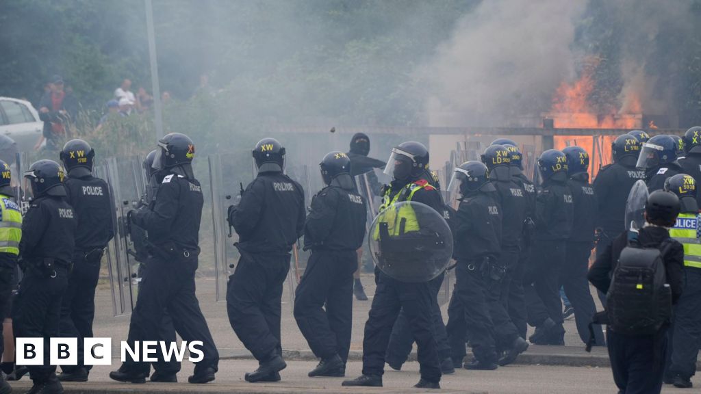 Police say 51 officers injured in Rotherham hotel riot - BBC News