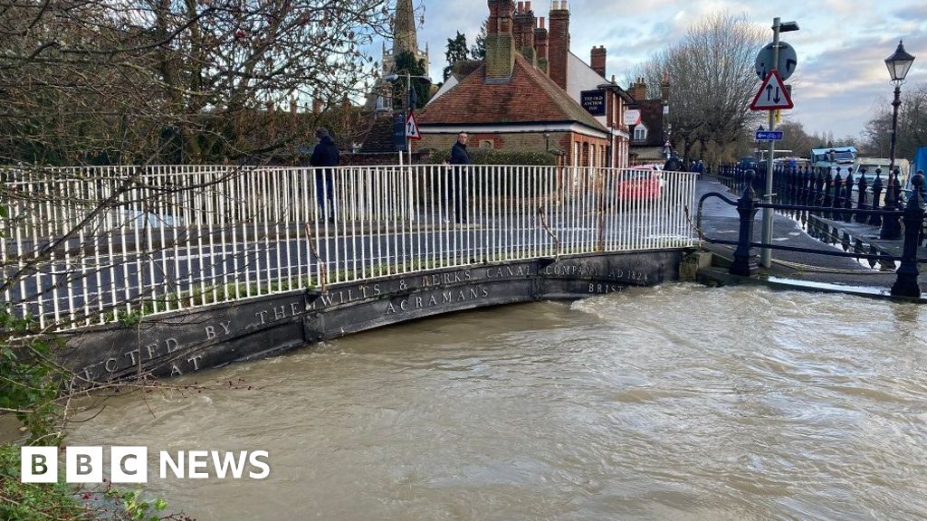 Oxford flooding: River levels still rising, city council warns - BBC News