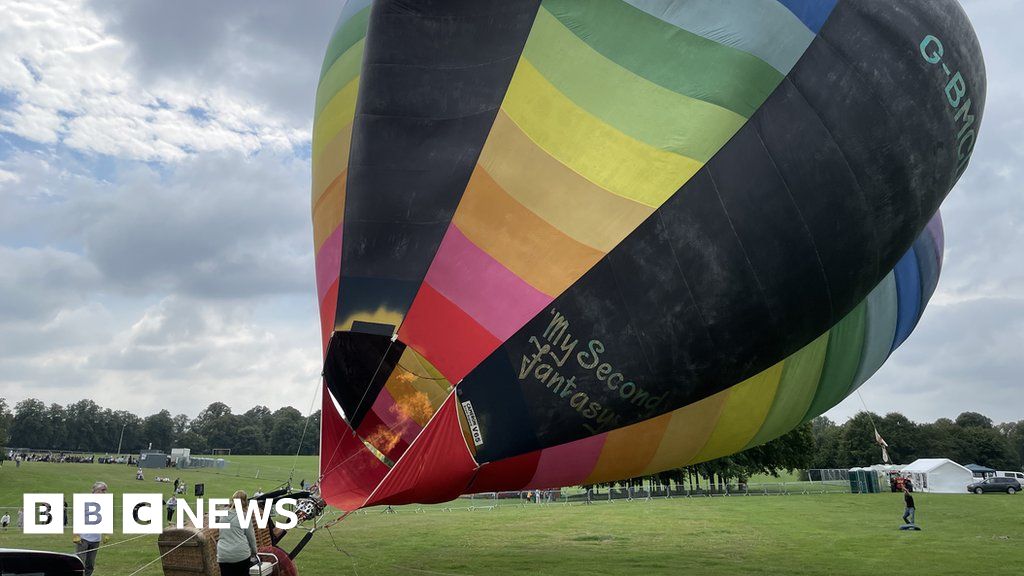 Gusty weather pauses Northampton Balloon Festival's free flying - BBC News