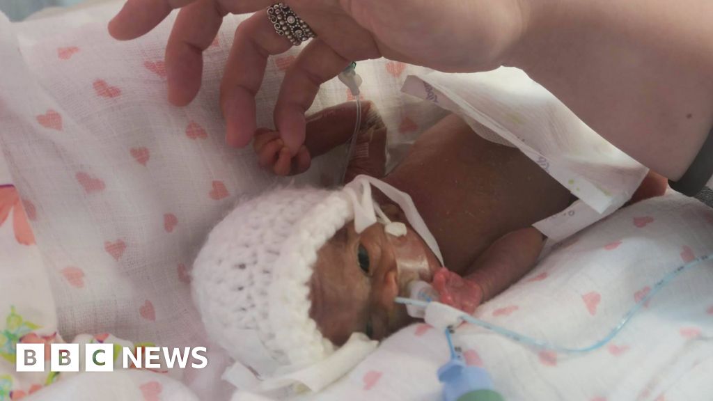 Photos pay loving testimony to baby's short life - BBC News