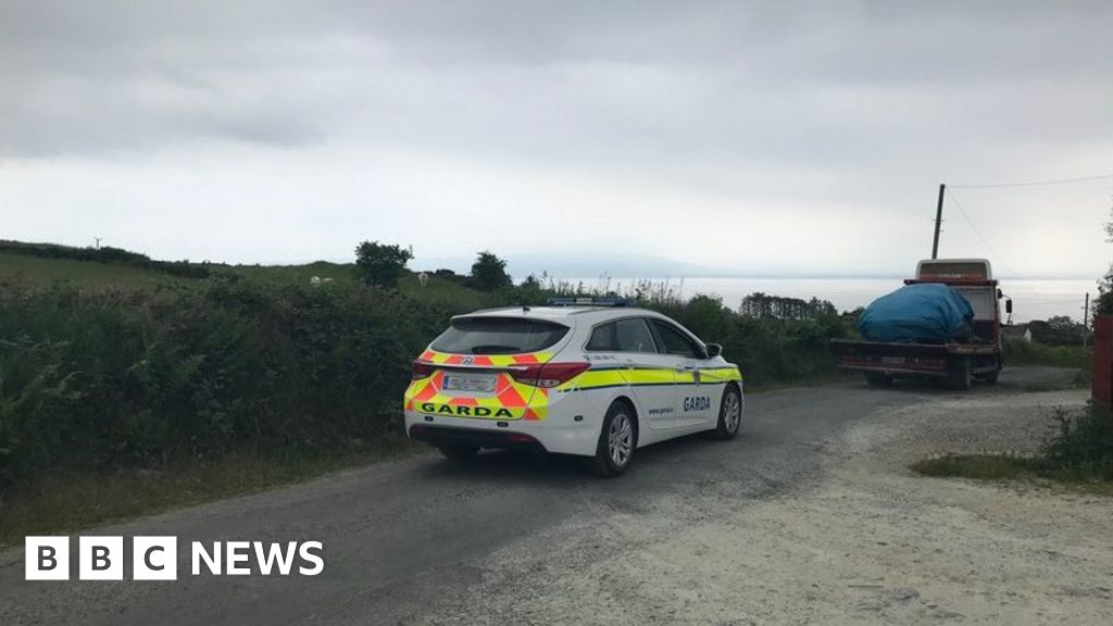 Teenage driver dies in Donegal car crash - BBC News