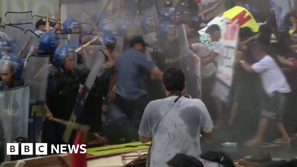 Large anti-Apec protests take place in Manila - BBC News