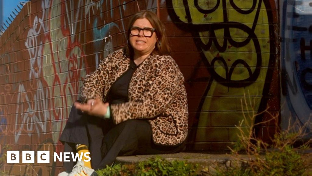 'I asked loan sharks to borrow £1,000 - this is what they said' - BBC News