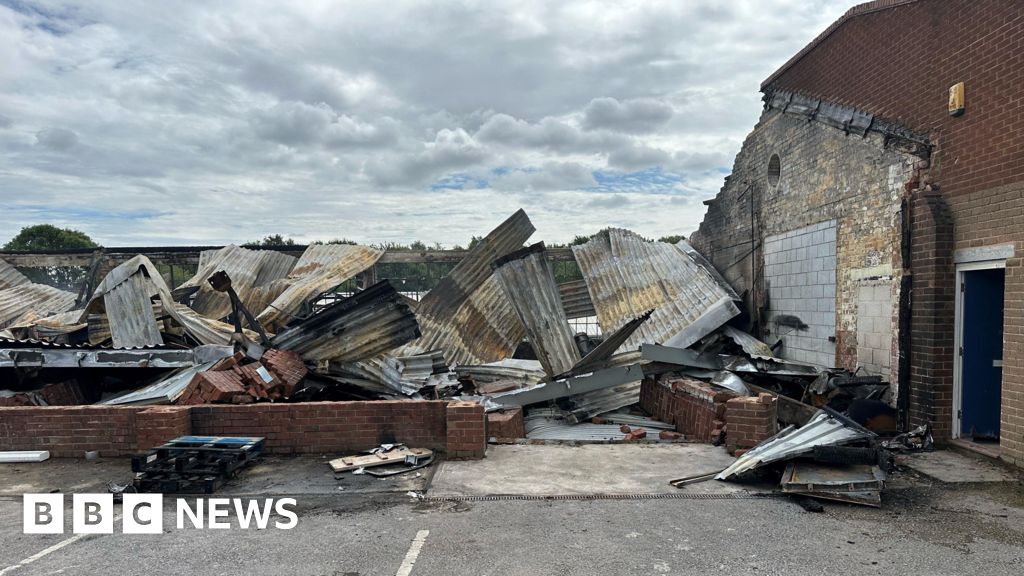 Nottinghamshire: Owners 'devastated' as fire destroys businesses - BBC News