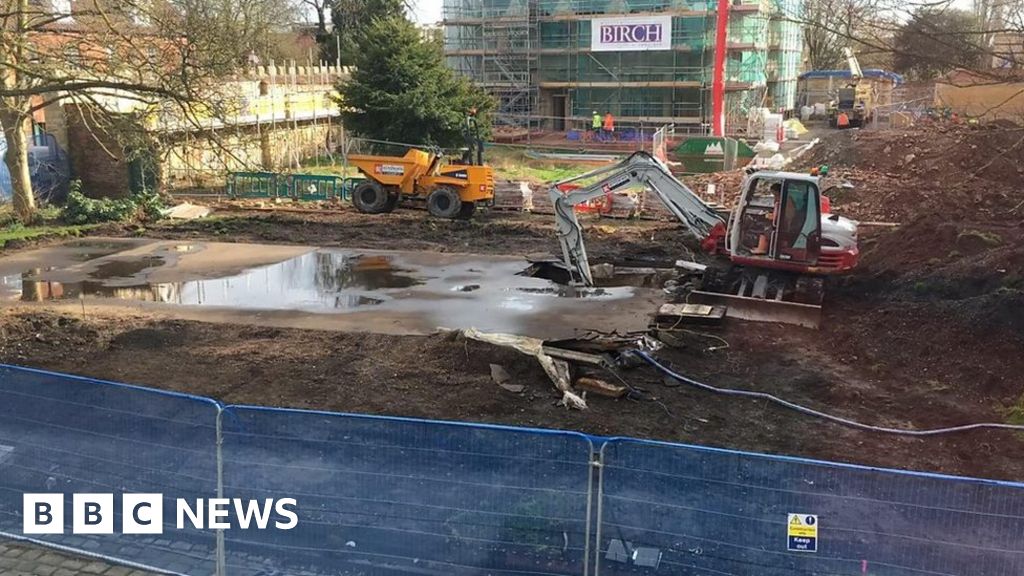 Lincoln Cathedral's WW2 water tank excavated - BBC News