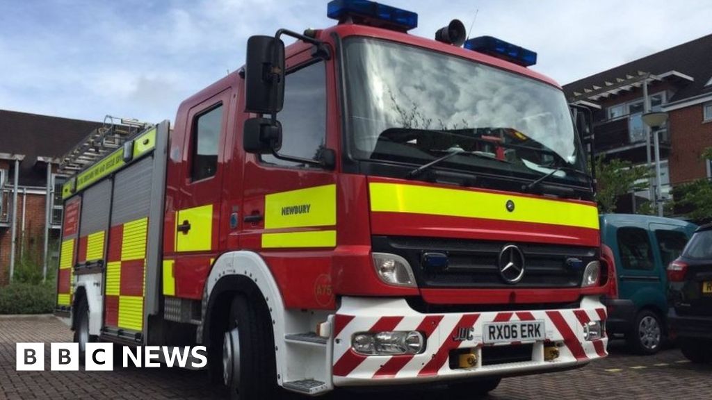 Upper Basildon fire: Man seriously injured after gas explosion - BBC News