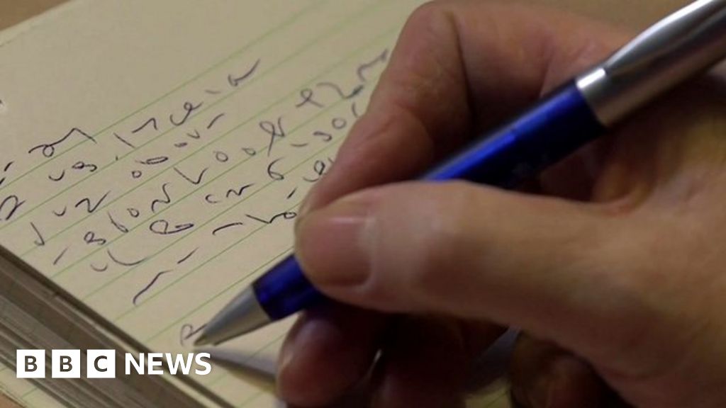 Shorthand expert shows how it works - BBC News