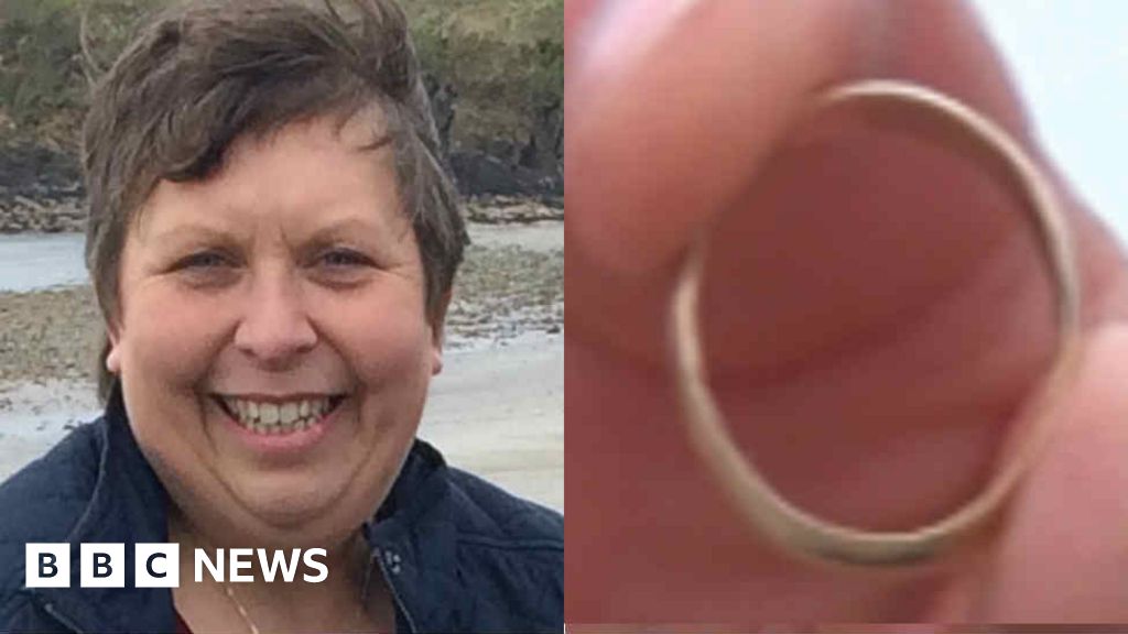 Wife 'stunned' by wedding ring find - BBC News