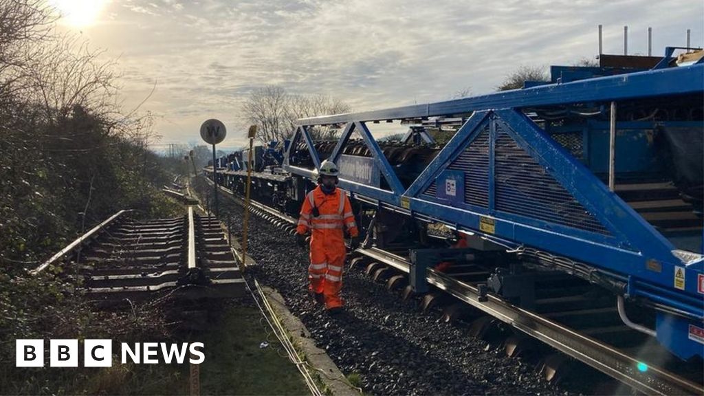 South Western Railway: Replacement buses due to engineering work - BBC News