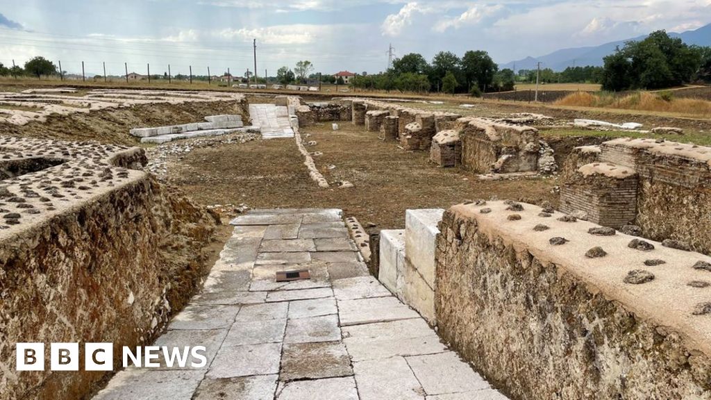 Cambridge experts find Roman theatre in Italy dig - BBC News