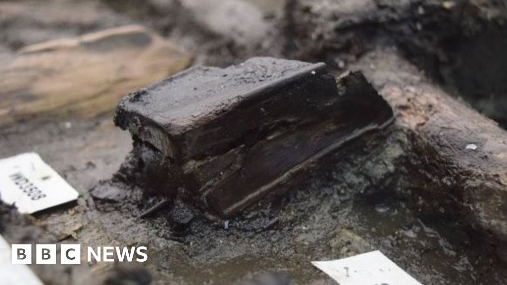 New finds at Bronze Age 'Pompeii' Must Farm quarry - BBC News