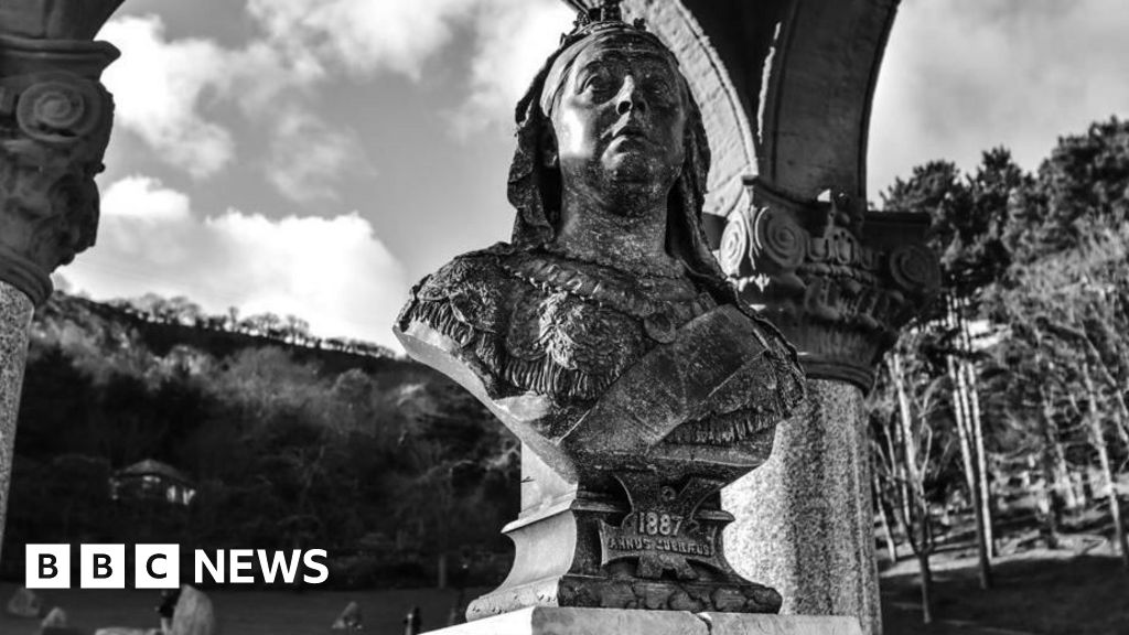 Llandudno: Queen of Welsh resorts loses bust of Queen Victoria