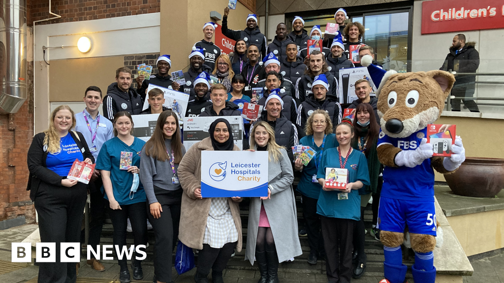 Leicester City players visit children in hospital for Christmas - BBC News