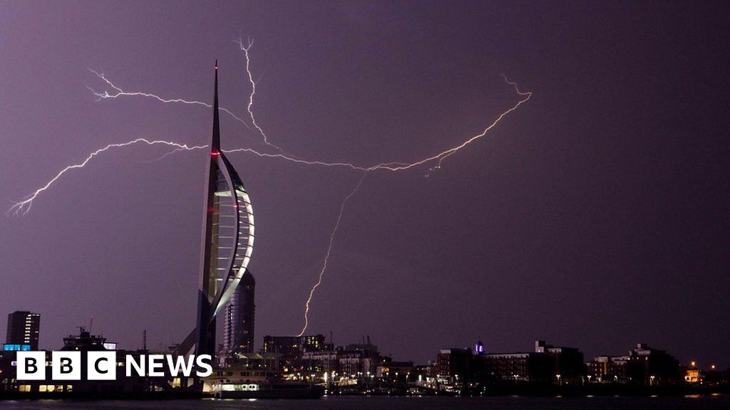 Phone footage shows moment lightning storms hit UK - BBC News