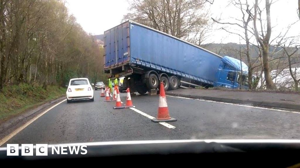 Lorry driver's narrow escape in A82 Loch Lomond crash - BBC News