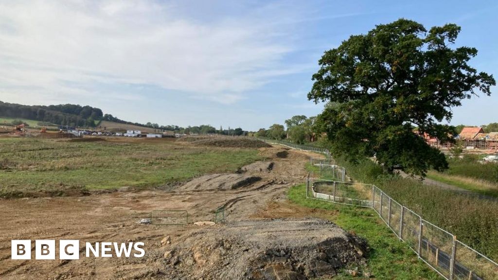 More new houses approved for Daventry's western extension - BBC News