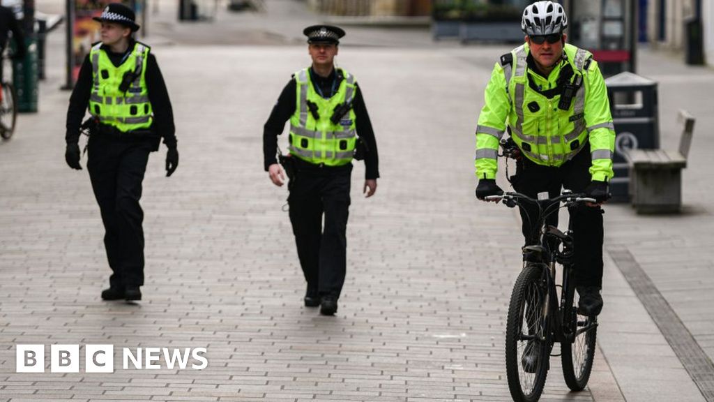 Coronavirus: Police criticise 'selfish' lockdown rule-breakers