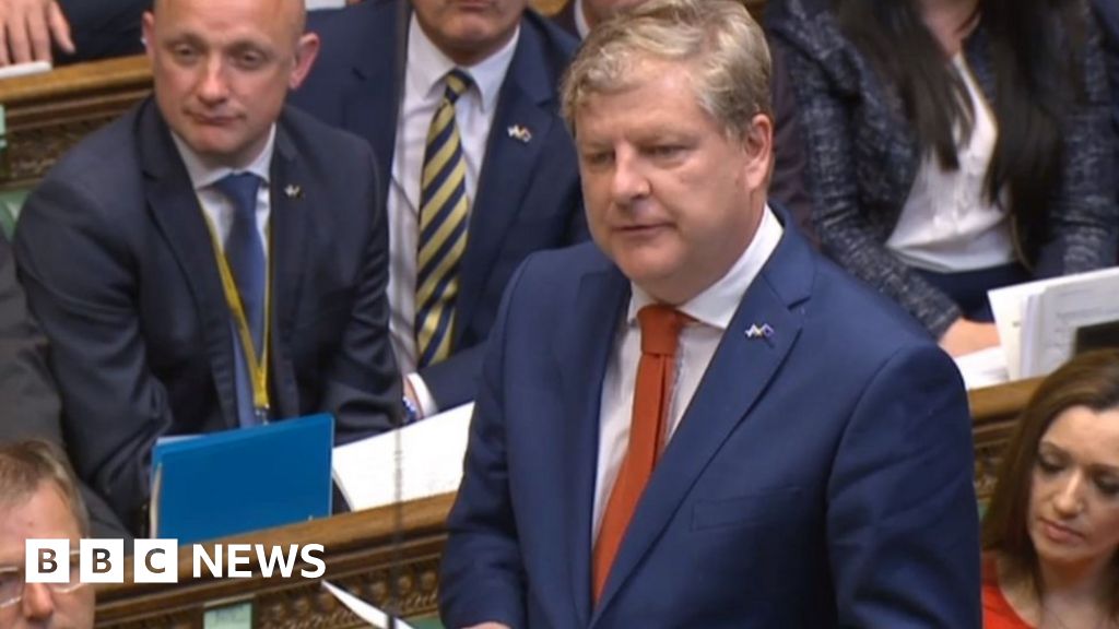 Angus Robertson to stand for SNP deputy leader role - BBC News