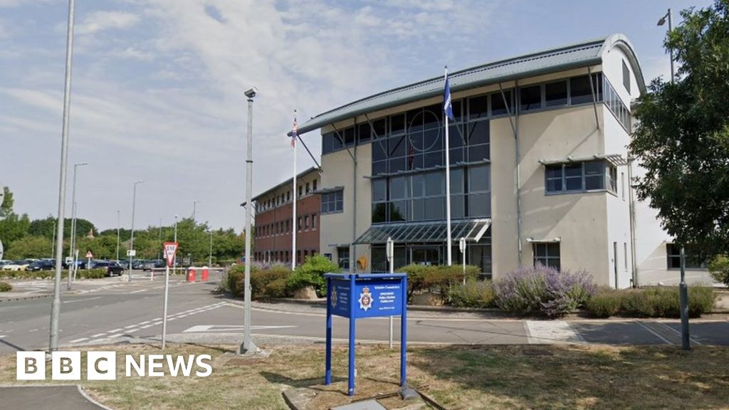 Swindon police custody officer bitten by aggressive suspect - BBC News