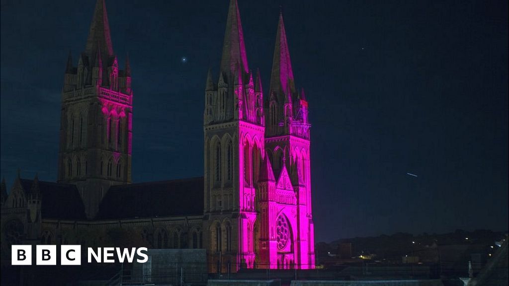 Landmarks lit up for organ donation week - BBC News