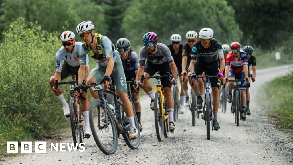 The Gralloch: Top gravel racers revel in Galloway challenge - BBC News