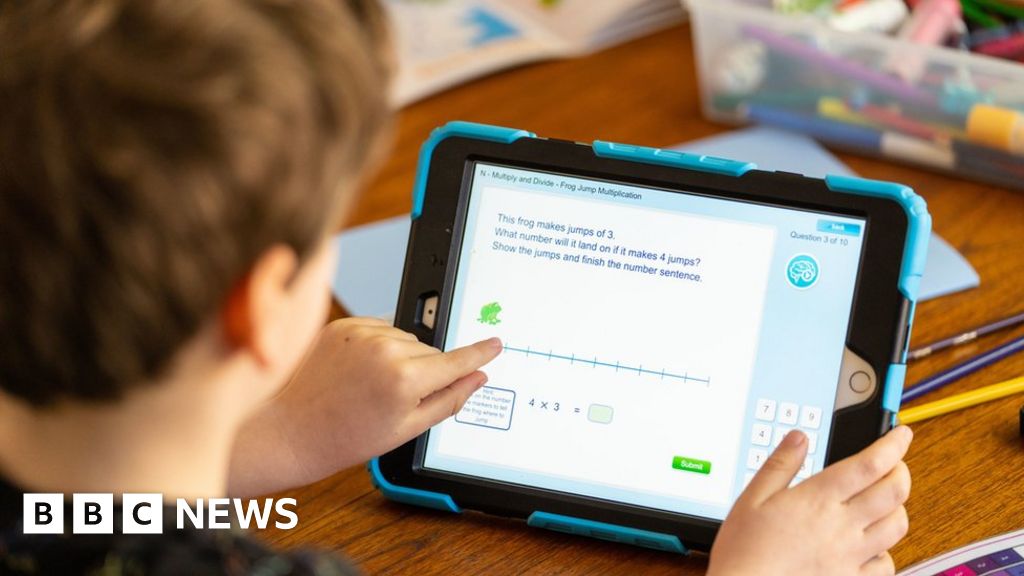 Covid-19: Essex primary schools advised to move to remote learning
