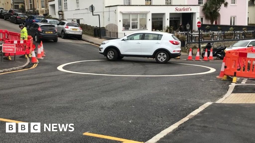 'Confusing' roundabout re-painted after backlash - BBC News