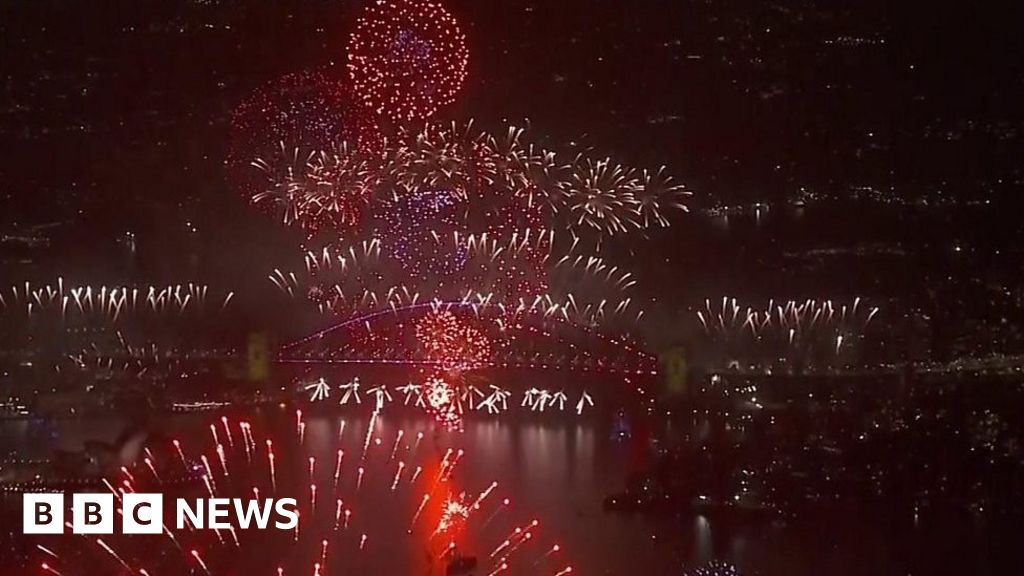New Year: Sydney welcomes in 2023 with fireworks display - BBC News