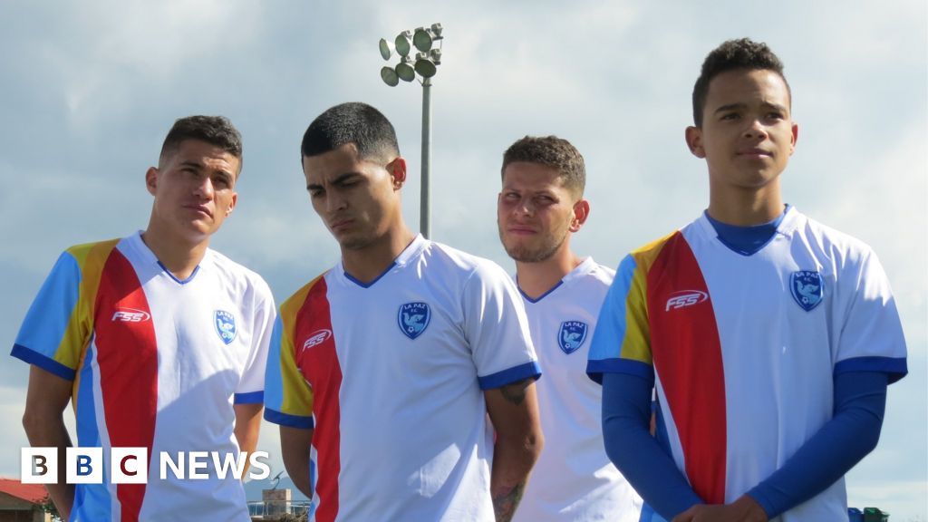 Colombia conflict: Swapping the battlefield for the football pitch