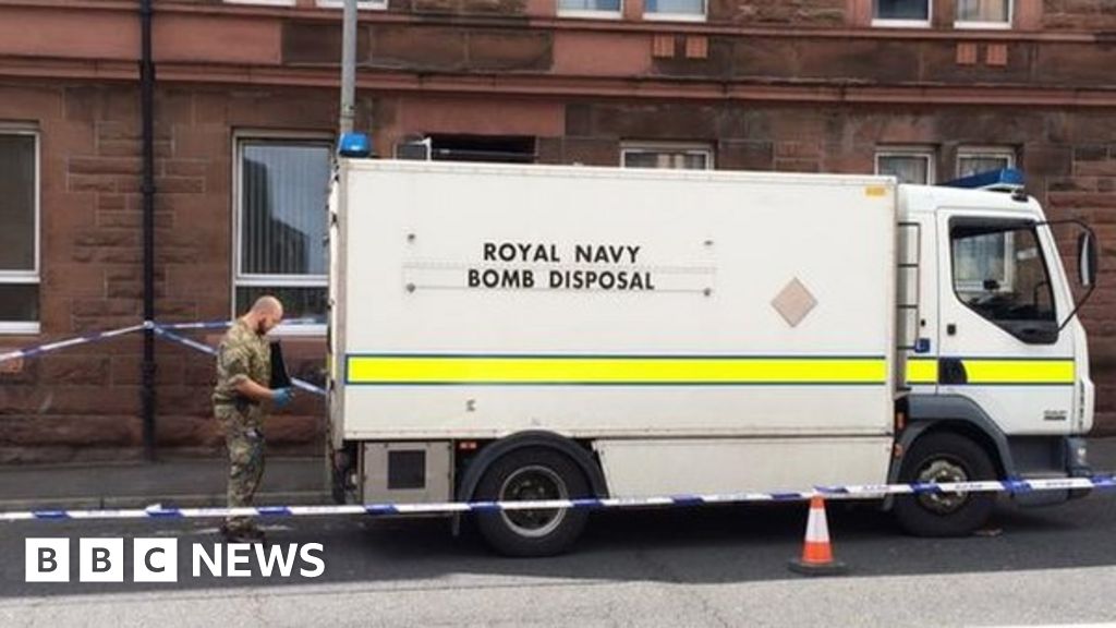 Bomb squad sent to Glasgow flat - BBC News