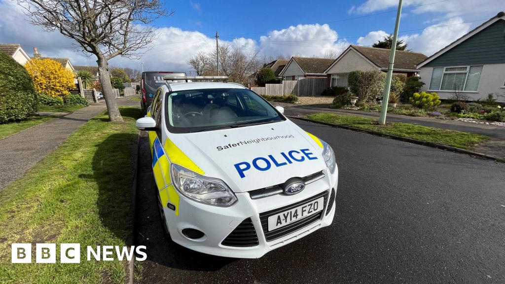 Pakefield woman in 80s dies after house burgled - BBC News