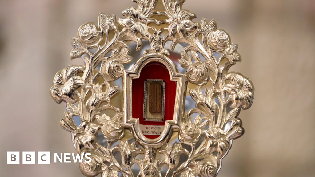 Jesus manger: Relic returns to Bethlehem in time for Christmas - BBC News