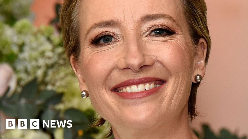 Emma Thompson felt 'too fat' to live in LA - BBC News