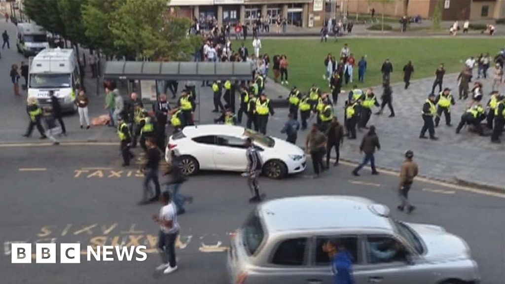 Luton carnival: 'Ugly' scenes and arrests after event - BBC News