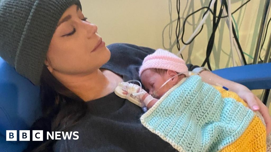 'Our daughter weighed less than a bag of sugar' - BBC News