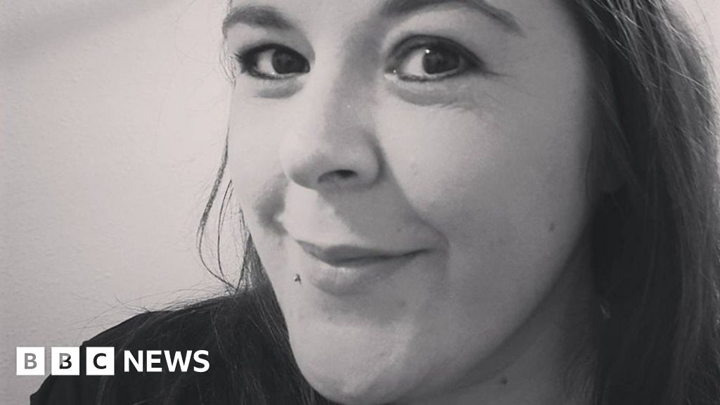 Laura Stuart let down by police before murder, family say - BBC News