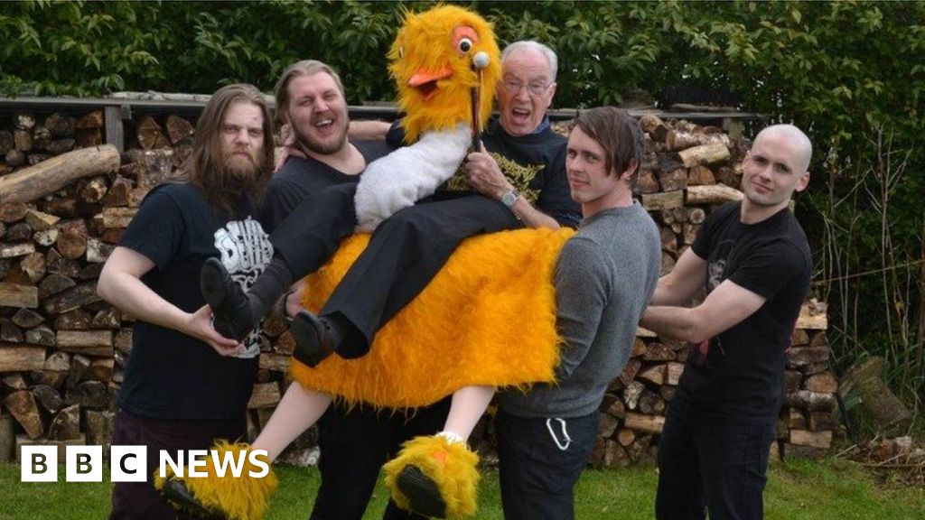 Bernie Clifton and ostrich to appear at Kerrang! Awards - BBC News