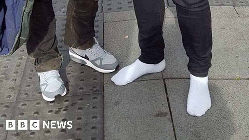 Shoes gift to homeless man is 'passed on' around world - BBC News