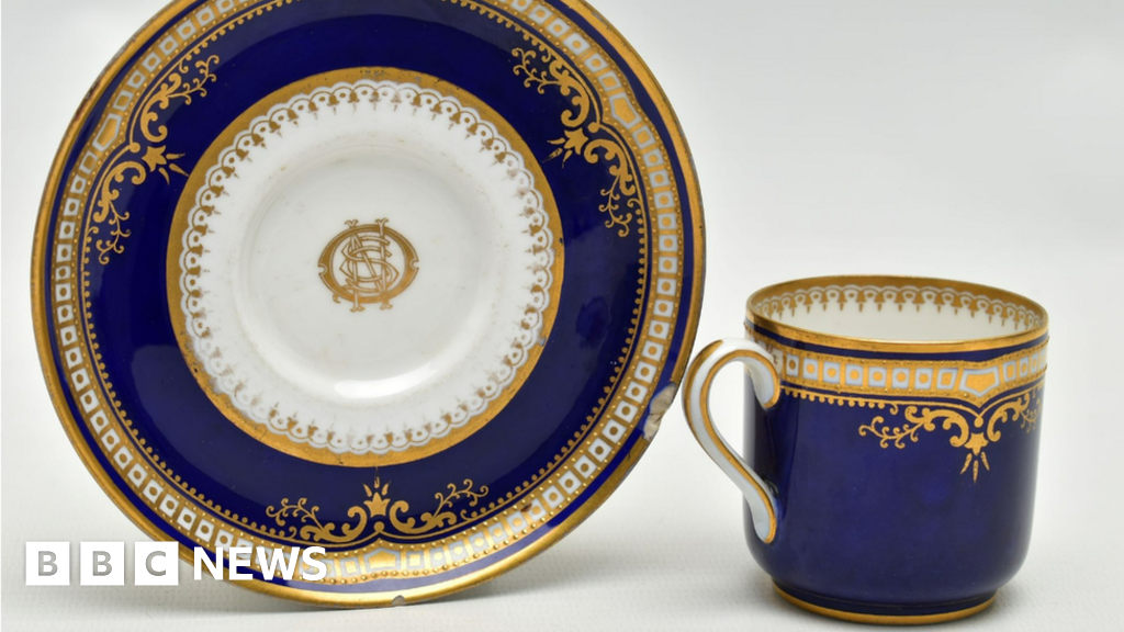 Titanic cup and saucer sell for £6,000 - BBC News
