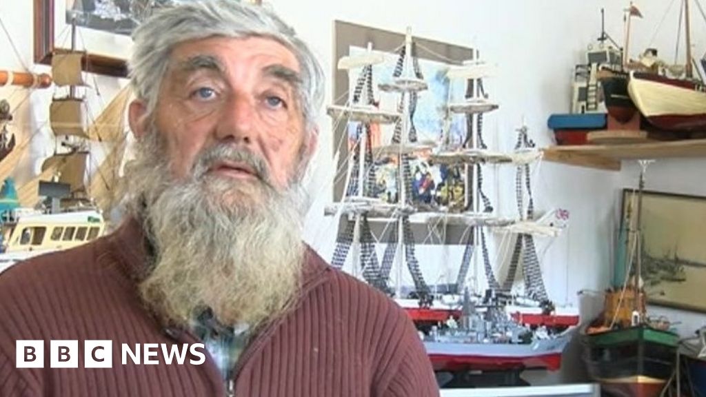 Ex-Grimsby trawlerman's 600 model boats to go under hammer - BBC News