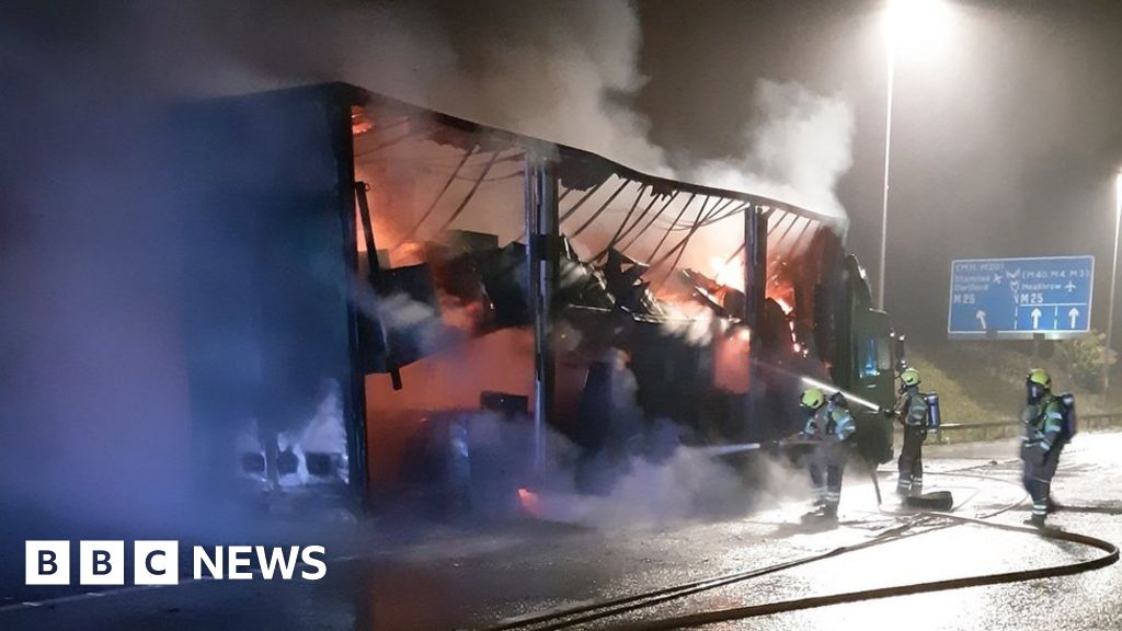 M1 and M25 junction closed in lorry fire - BBC News