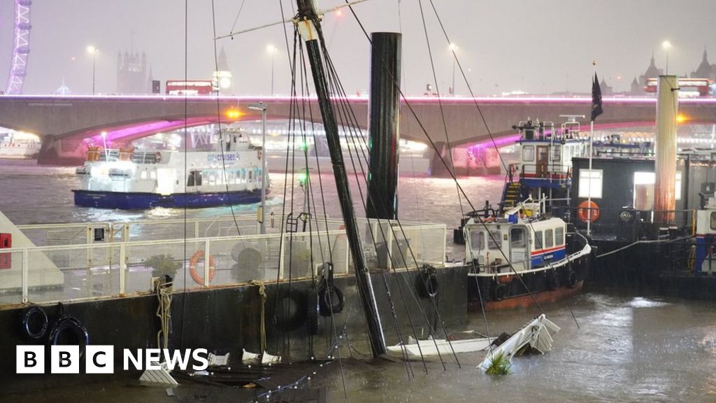 London flooding: Floating bar sinks during Storm Henk - BBC News