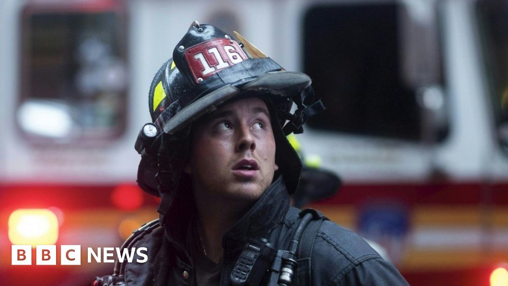 New York helicopter crash: Pilot killed in skyscraper collision - BBC News