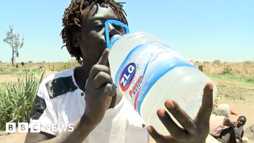 Zimbabwe water shortage: The community that gets water from a cemetery ...
