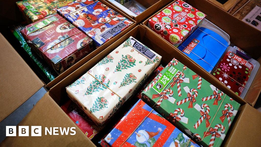 Guernsey Scouts take over charity shoebox gifts - BBC News