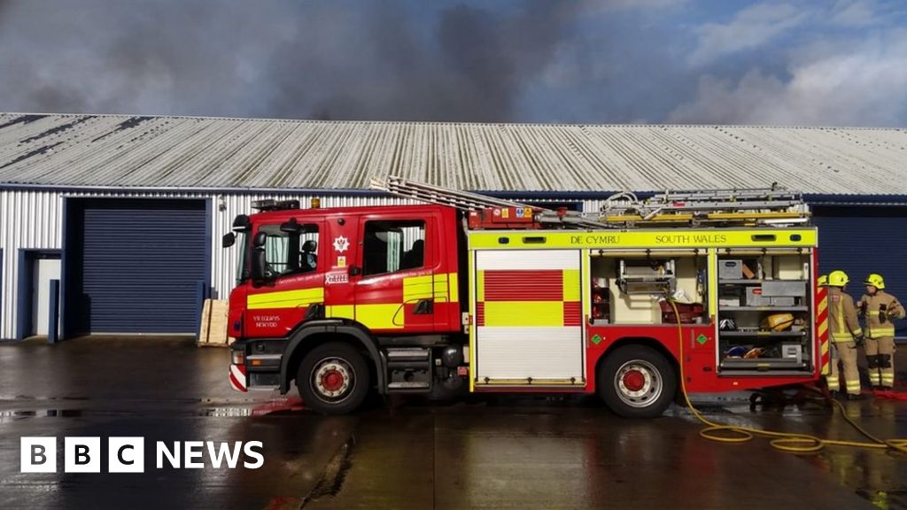 Cardiff fire: Large plumes of smoke from Penarth Road - BBC News