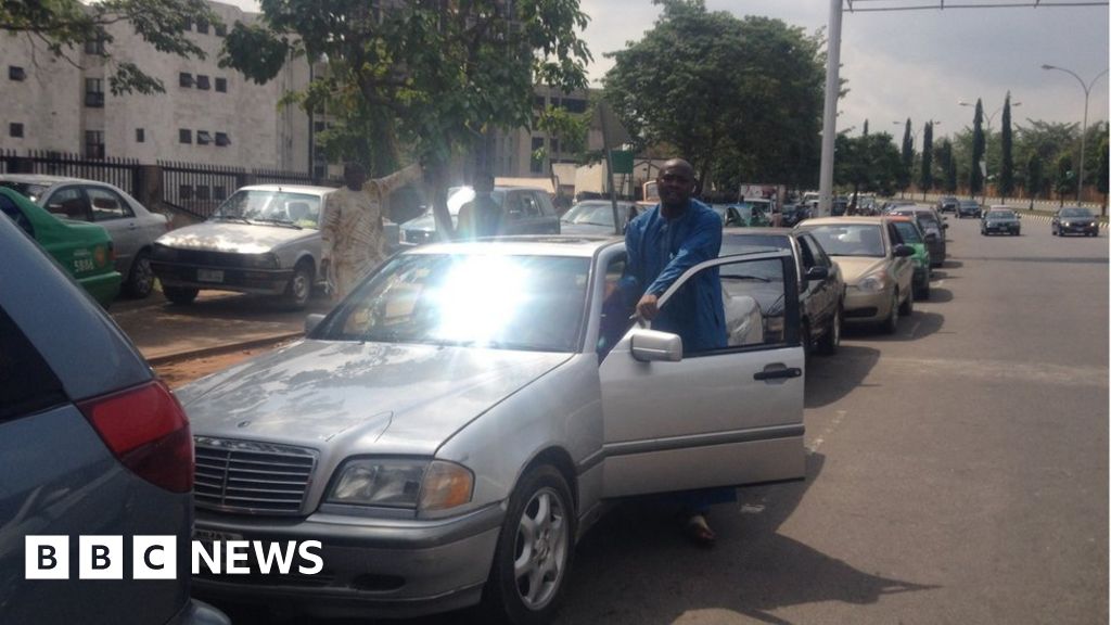 Thieves steal $250m of Nigerian oil from one pipeline - BBC News