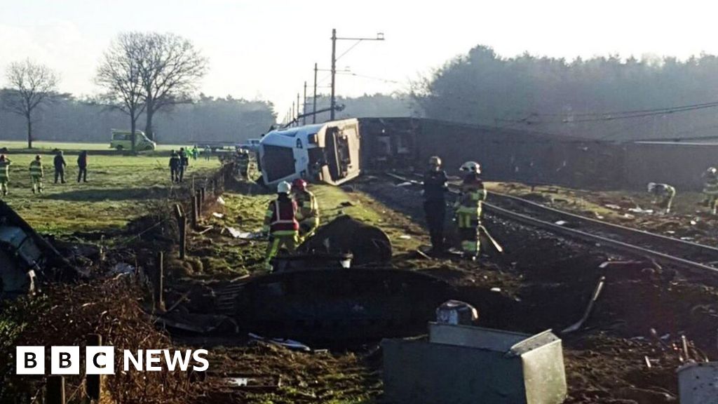 Dutch rail driver killed in crane crash at Dalfsen - BBC News