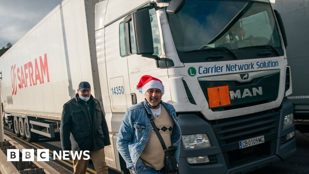 Kent lorry chaos: Truckers warned of Christmas in their cabs - BBC News